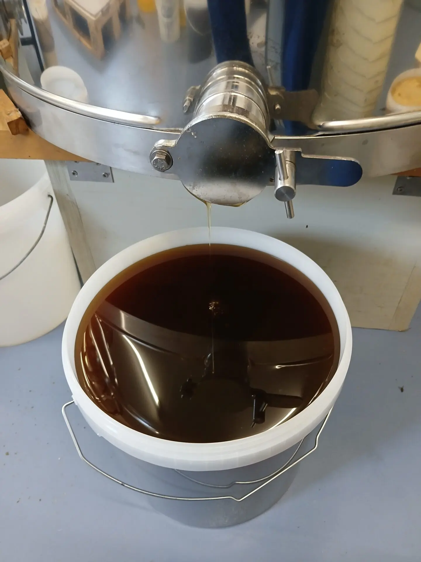 Verschiedene Sortenhonige im Eimer oder Glas - Deutscher Berufs- und ...